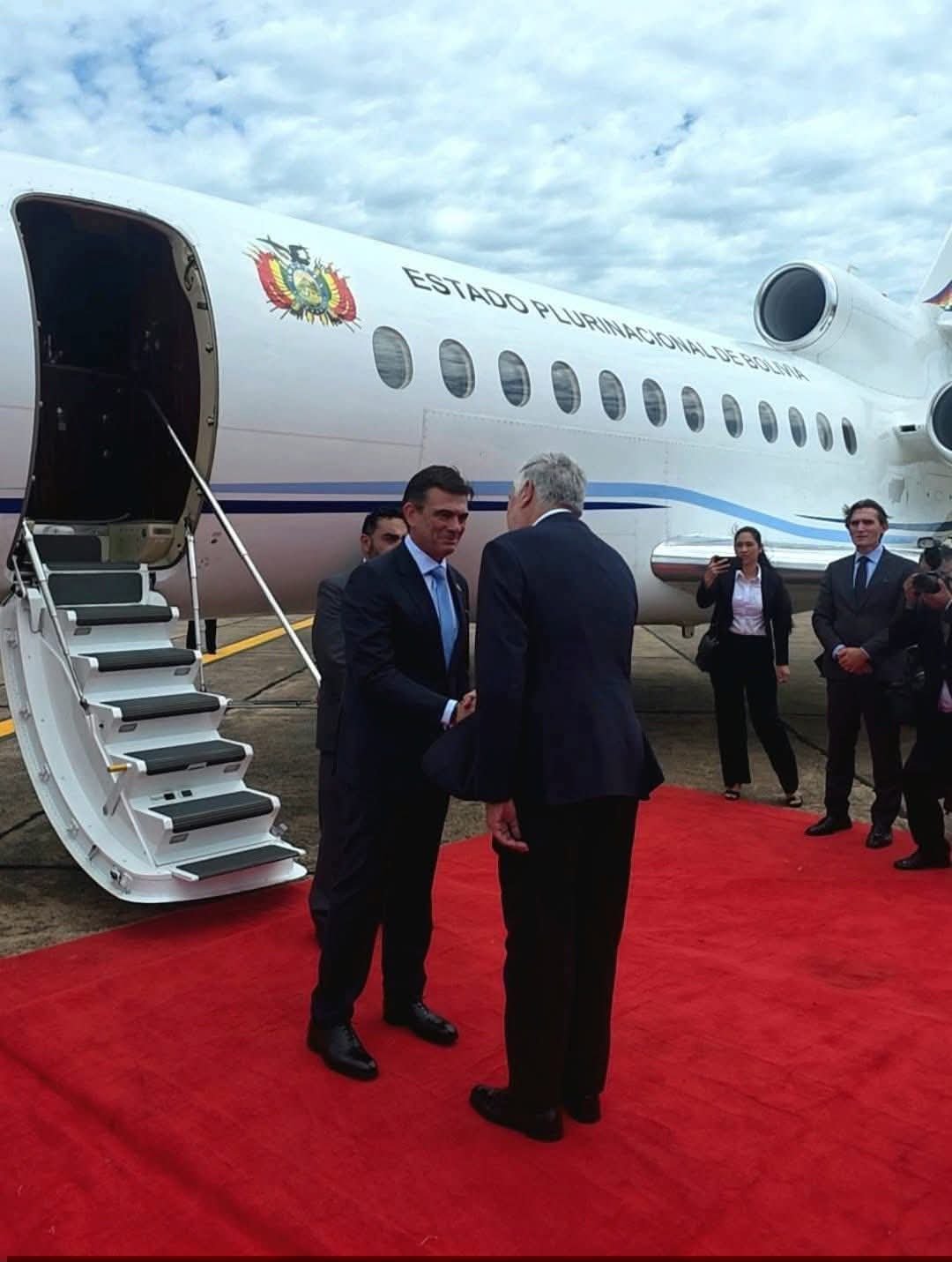 Rodrigo Paz viajó y no dejó el bastón de mando a su vicepresidente ...