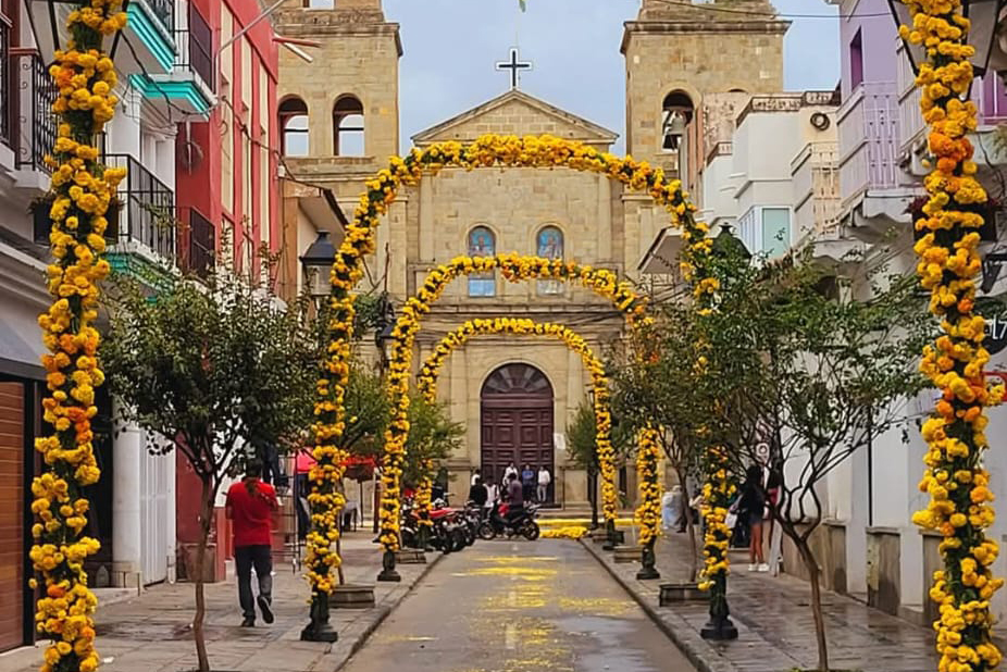 Tarija ya vive la Pascua Florida - Expediente