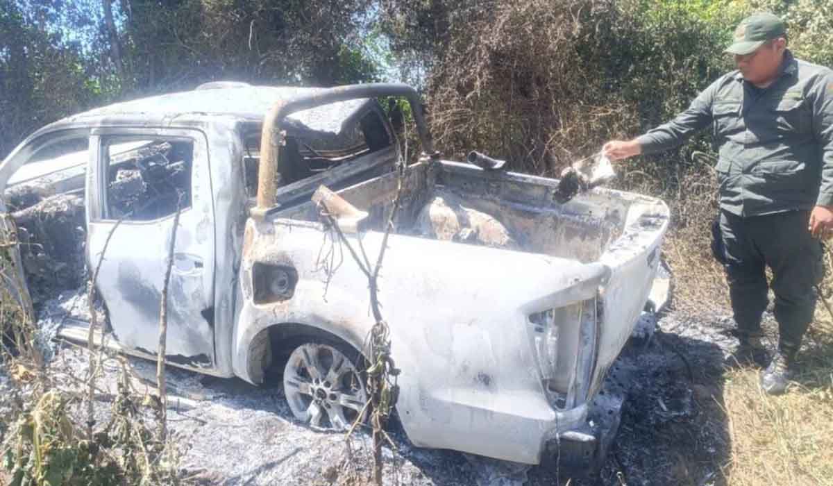 Hallan tres cuerpos calcinados dentro de una camioneta en la carretera hacia Paurito - Expediente