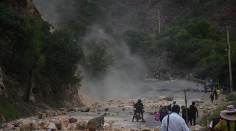 Bloqueadores detonan un cerro para cerrar por completo la vía al ...